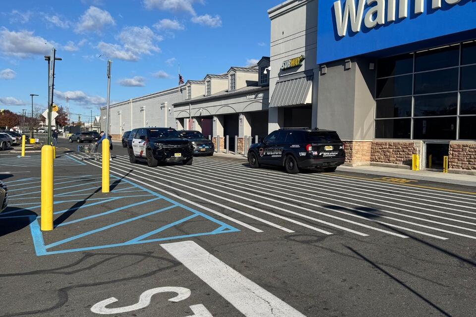 Police swarm Walmart after man threatens to 'kill all males' - NewsBreak
