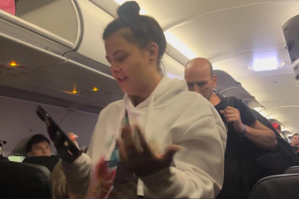 Two ‘rowdy’ passengers are escorted off plane to cheers and laughter ...