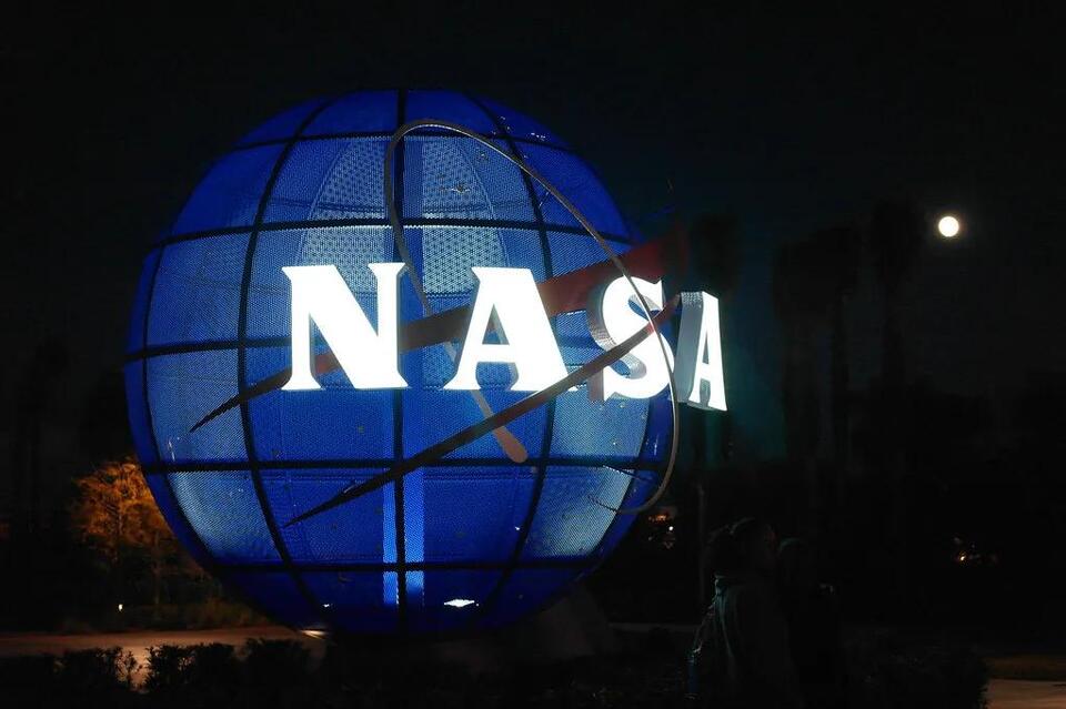 NASA Confirms: This Bizarre Planet Is Raining Literal Diamonds - NewsBreak