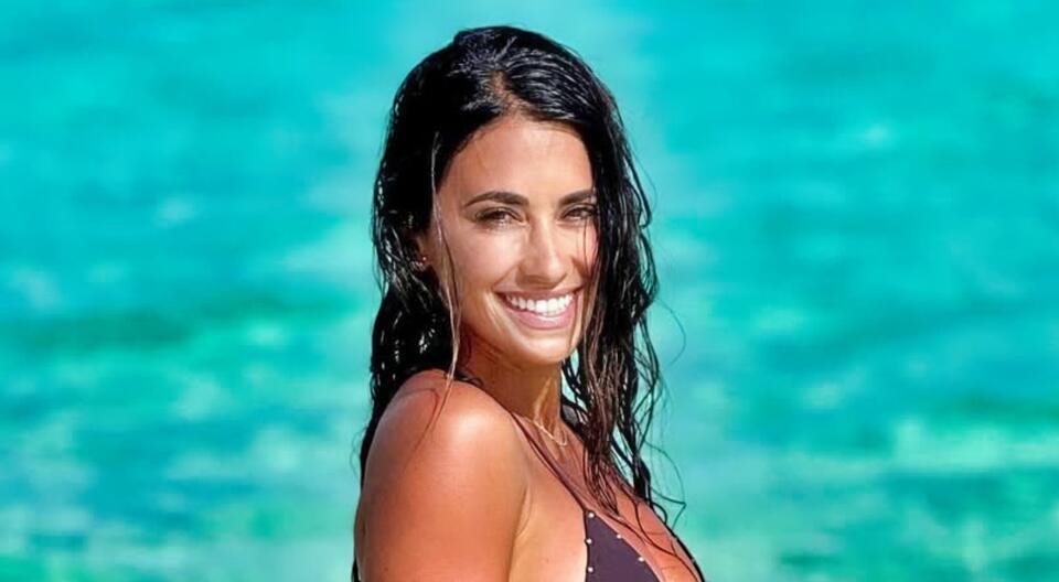 Lionel Messi’s Jaw-Dropping Wife Is Going Viral With Her “Cheeky” Beach ...