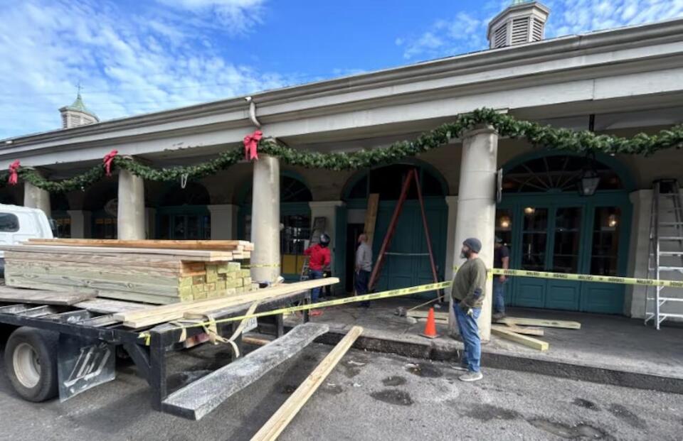 Cafe du Monde, French Market building closes after distressed roof ...