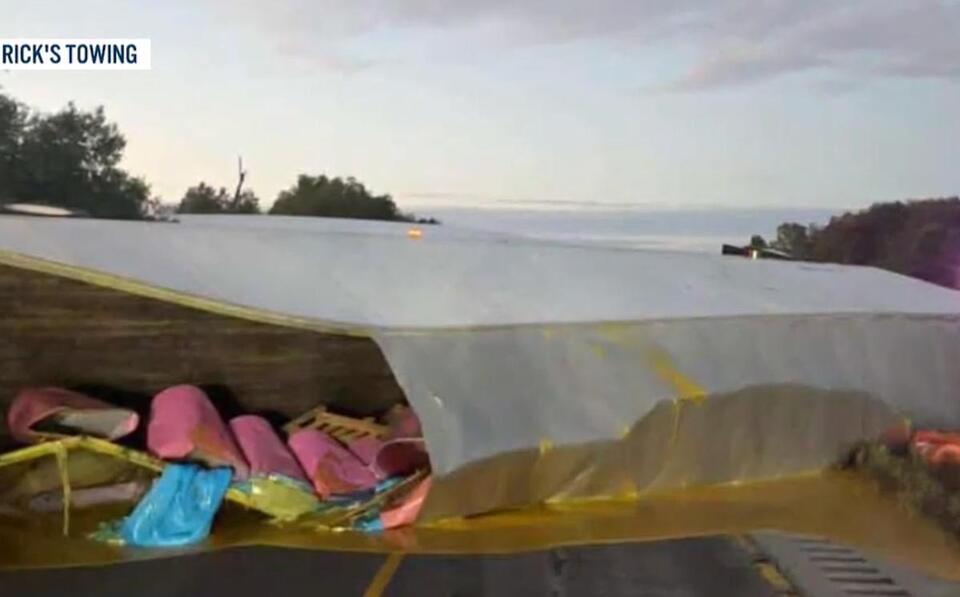 Load of apple sauce leaks onto Illinois interstate in single rig crash ...
