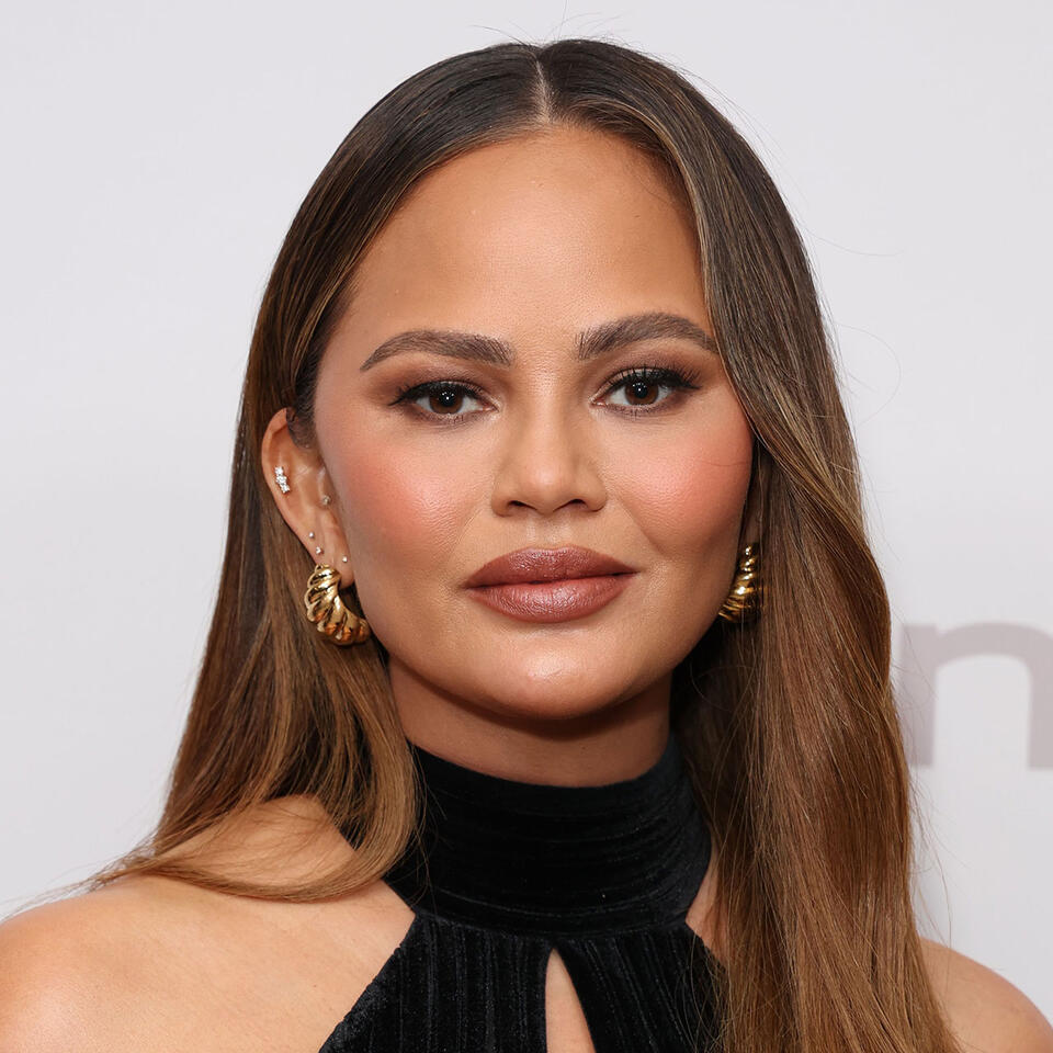 People Are So Mad At Chrissy Teigen After She Poses For A Selfie Before ...