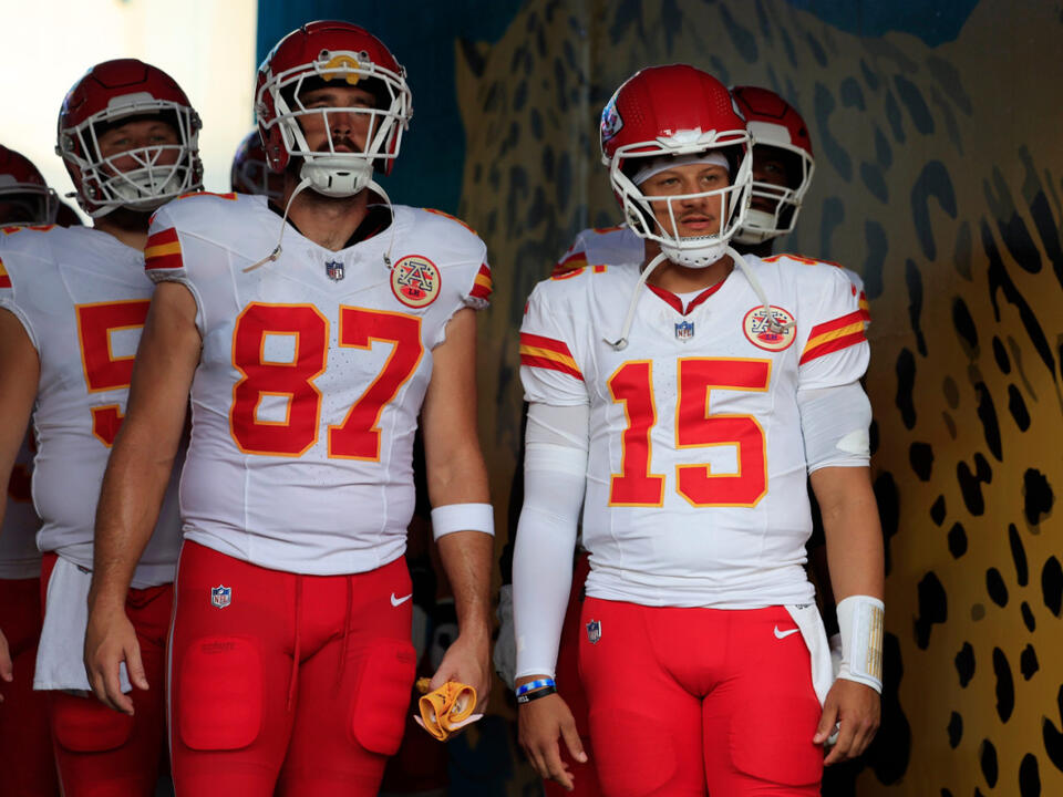 Travis Kelce Roasts Patrick Mahomes While Explaining Viral Behind-The-Back Pass
