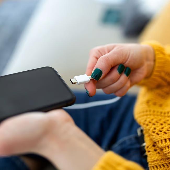 Tech Experts Warn This Is The 'Worst' Way To Charge Your Phone: It Will ...