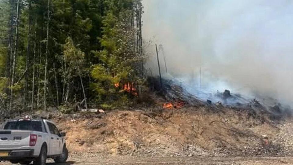 Kinney Ridge Fire grows to 7 acres, 20% contained as crews, helicopters ...