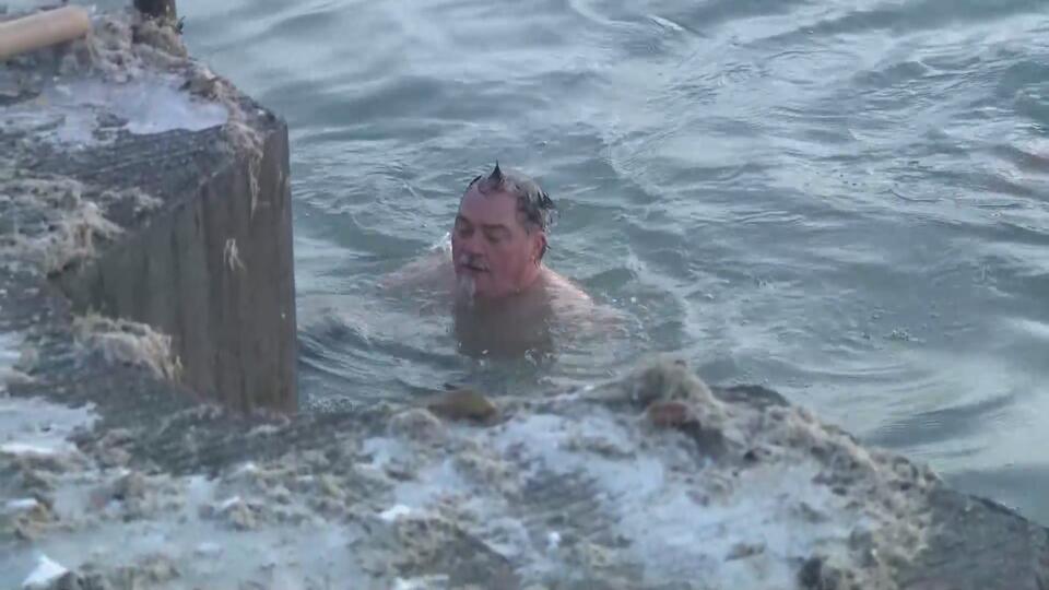 Frigid temperatures don’t deter Chicago’s ‘Great Lakes Jumper’ from icy ...