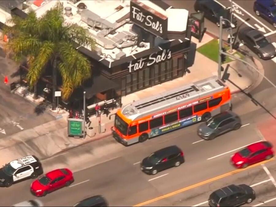 Man attacked during attempted robbery on Metro bus in Encino
