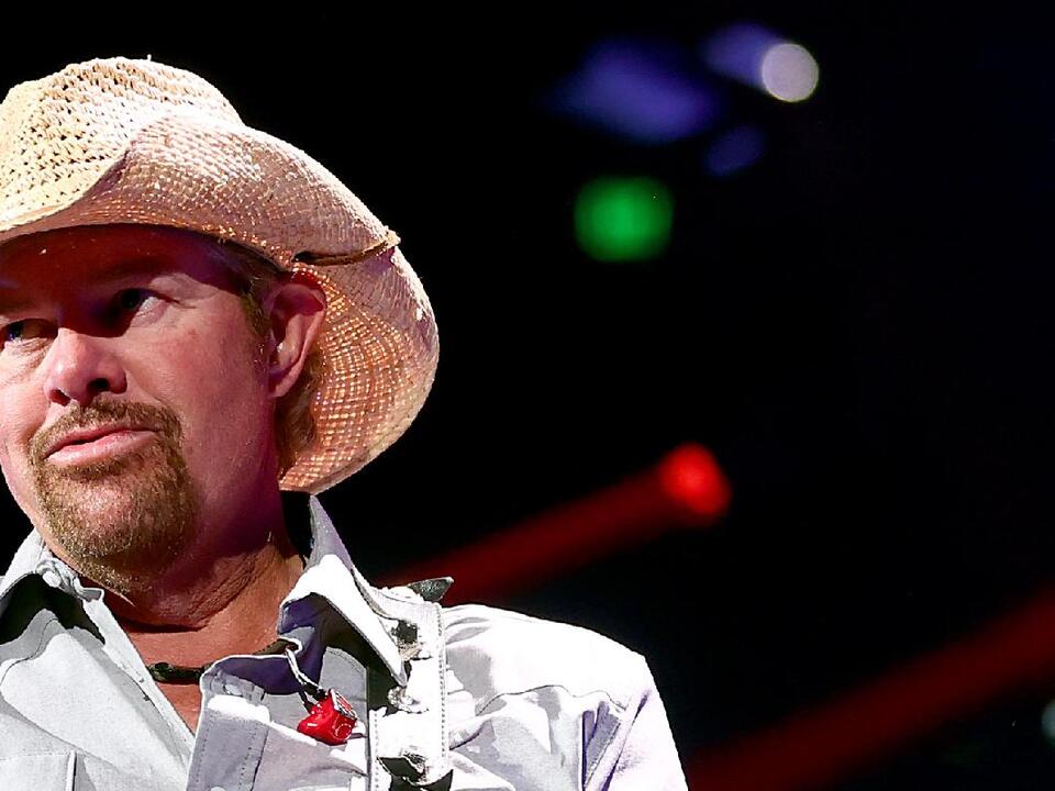 Toby Keith’s Mom Riffs With Fans on Stage During His Last Performances