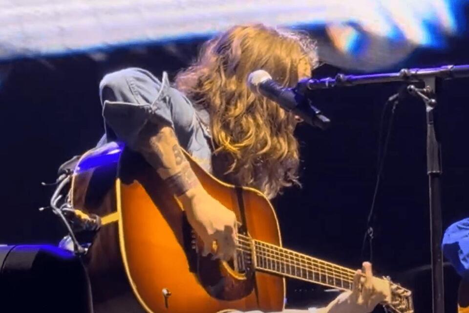 Billy Strings Lays Down Rocking Cover Of Nirvana’s “About A Girl ...