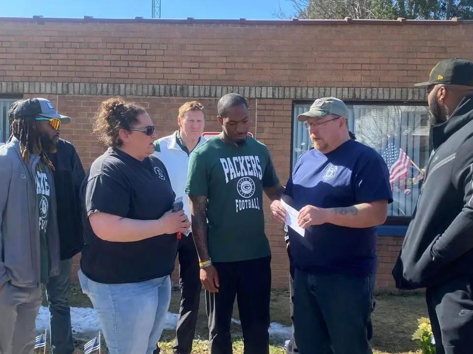 Barron County police shooting: Green Bay Packers visit memorials for ...
