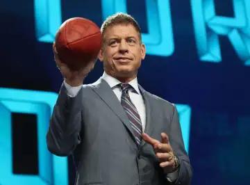 Troy Aikman Sends Public Message to Brett Favre on Christmas After ...