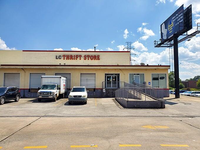 6 Enormous Thrift Stores In Georgia With Rare Finds Under $20 - NewsBreak