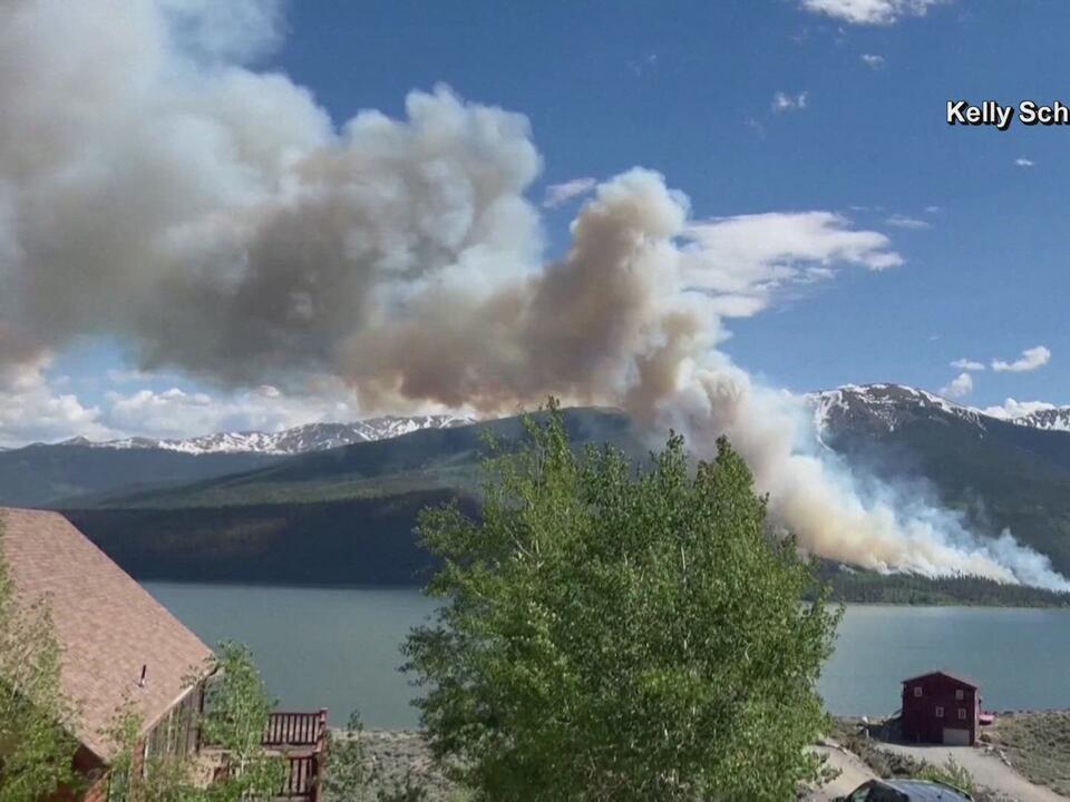 Massive wildfire burns through lake region in Colorado