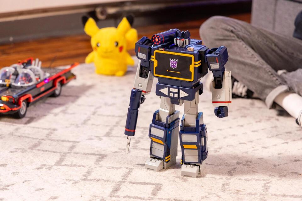 Robosen’s $1,400 Soundwave Transformer Is a Sick Robot and Sad ...