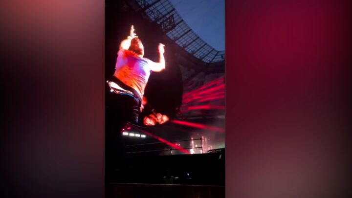 Coldplay’s Chris Martin stops concert as ‘Israeli comedian attempts to ...