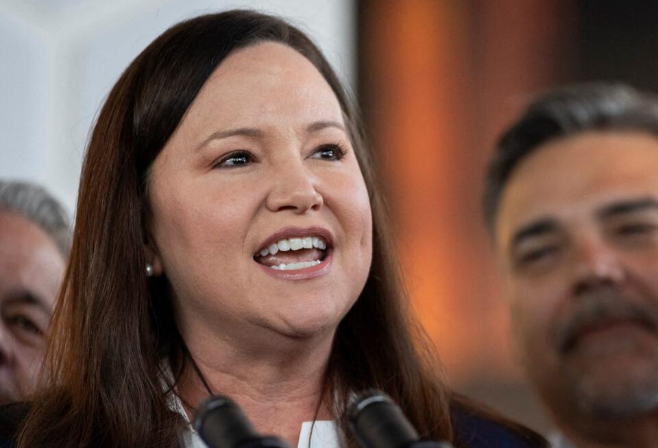 Senators launch a cross-party effort to end stock trading by lawmakers ...