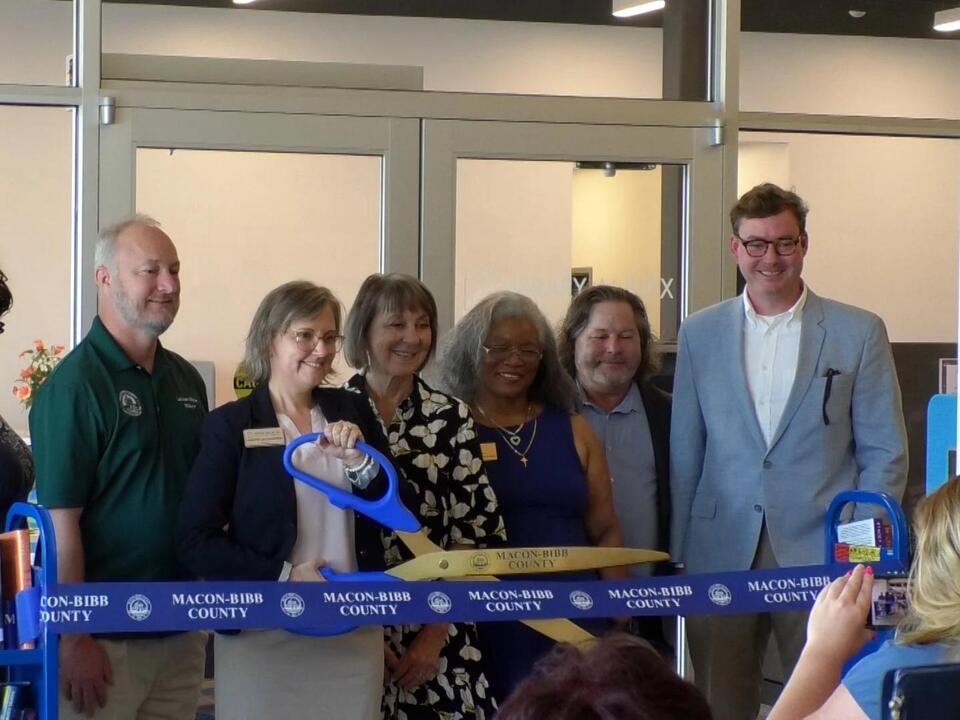 New library annex opens inside Macon Mall