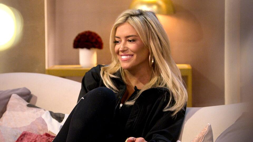 ‘Love Is Blind’: Who Is Kacie’s Singer Sister in Korea? - NewsBreak