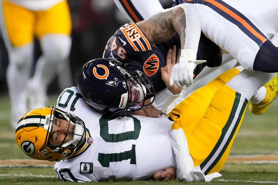 Packers quarterback Jordan Love leaves game vs. Bears with concussion ...