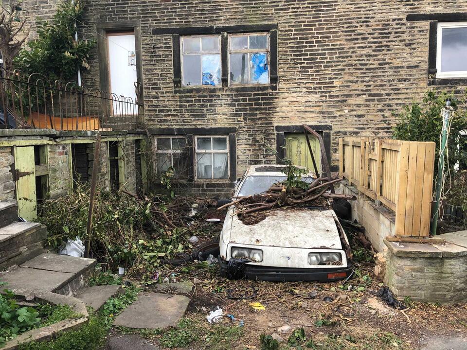 Dad-of-4’s ‘mummified’ body found next to sofa after neighbour spotted ...