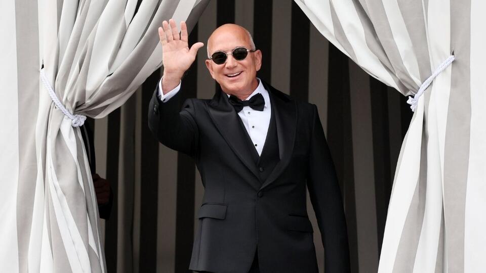 Jeff Bezos Net Worth 2025: How Much Money Does He Make? - NewsBreak
