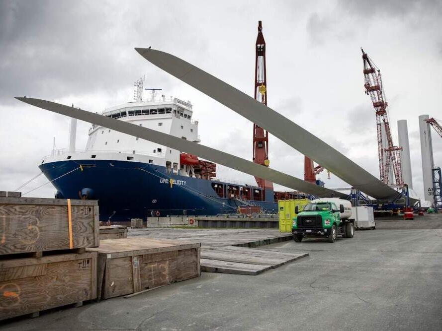 Vineyard Wind turbine blade damaged; fiberglass debris in water south ...