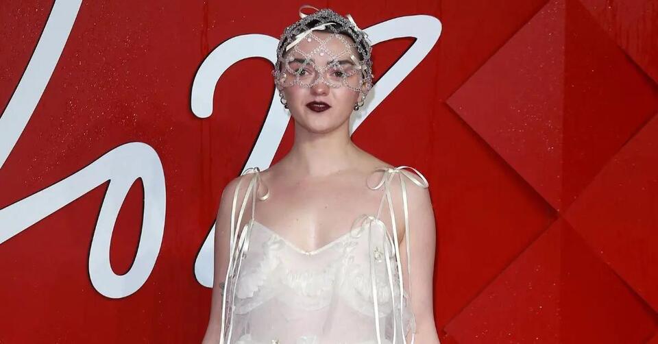 'Game of Thrones' Star Maisie Williams Skinny Dips During Luxe Italian Vacation: Hot Photos ...