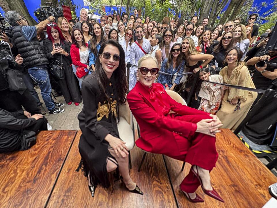 Celebrity Style: Meryl Streep & Anne Hathaway Fan Tour In Mexico City ...