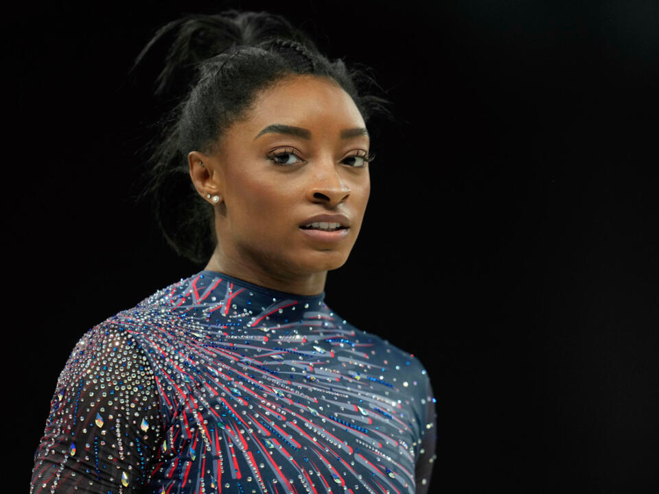 Simone Biles' Height Goes Viral After Old Photo With Shaquille O'Neal ...