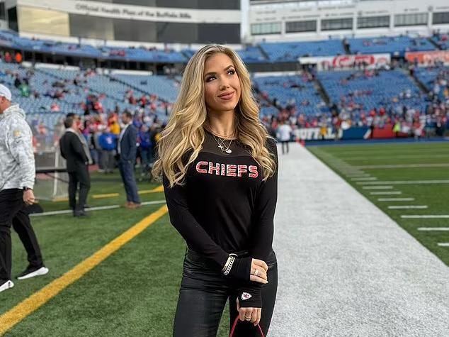 Kansas City Chiefs heiress Gracie Hunt flashes her abs as she flaunts ...
