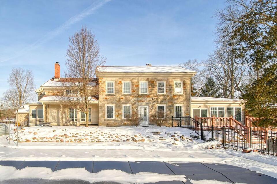 $727K country estate near Jackson features saltwater pool, iconic barn ...