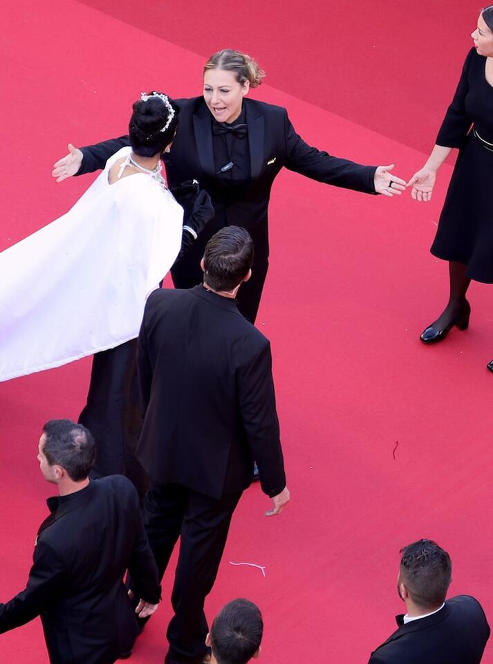 Kelly Rowland's Security Guard Nemesis Did It AGAIN: Watch Her Battle ...