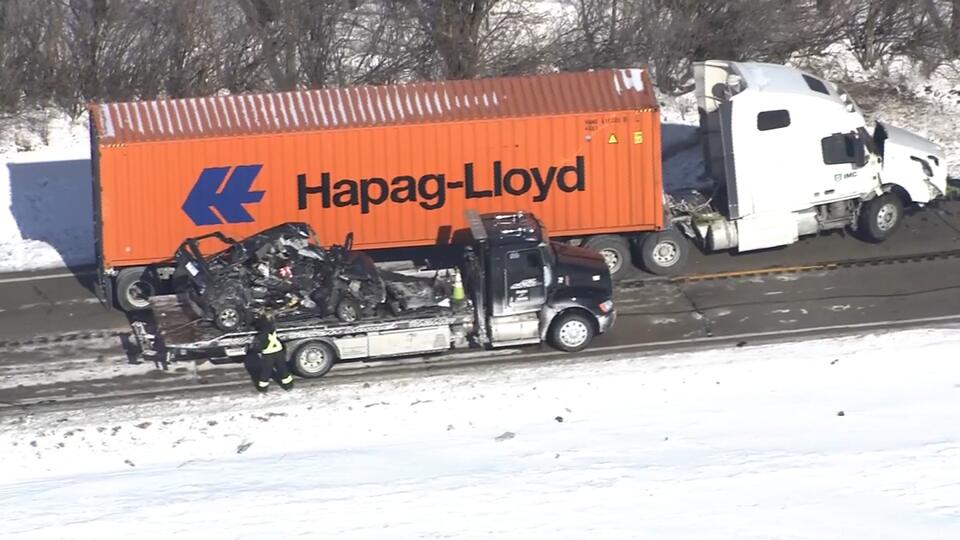 Deadly south suburban crash leaves 1 killed, with roads closed for ...