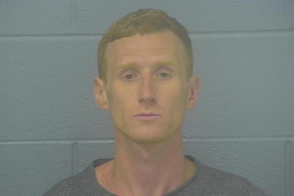 Springfield man charged after attempting to grab 2 peace officers’ guns ...
