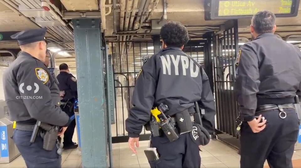 NYPD OFFICER PUNCHED: 'Disorderly' woman breaks cop's nose at same E ...