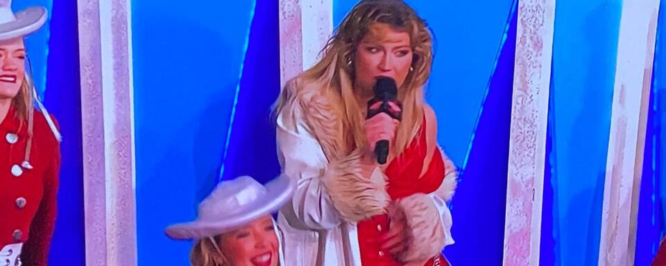 Is That Taylor Swift? Dasha Has Viewers Doing a Double Take at Macy’s ...