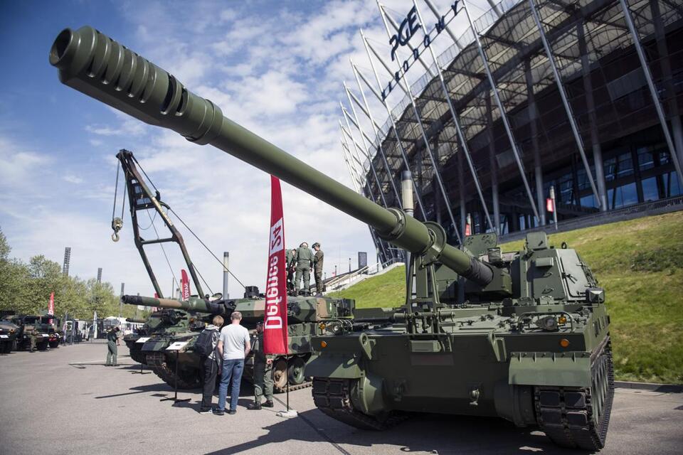 Poland spends $16.5 billion in EU-backed loans on heavy army weapons ...