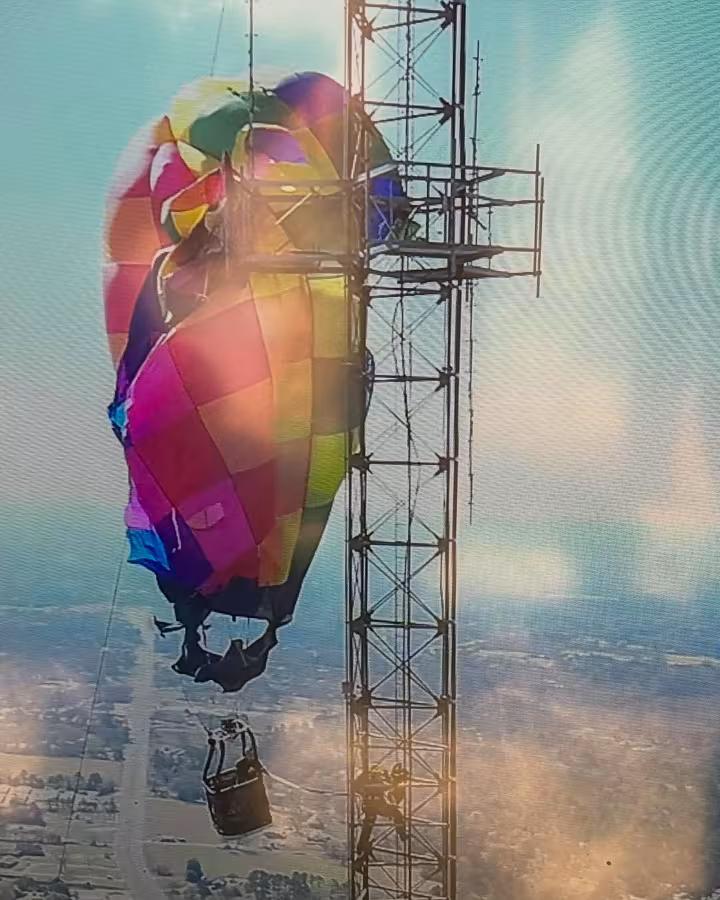 Two passengers rescued after hot air balloon crash into Texas cell ...