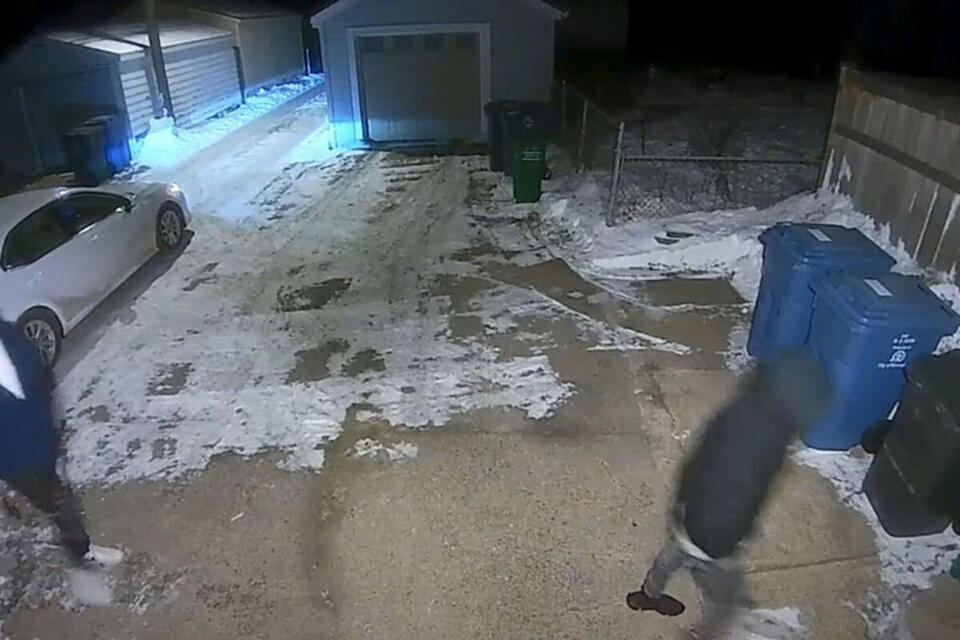 Police seek help identifying suspects in 'brazen' South Side robbery ...