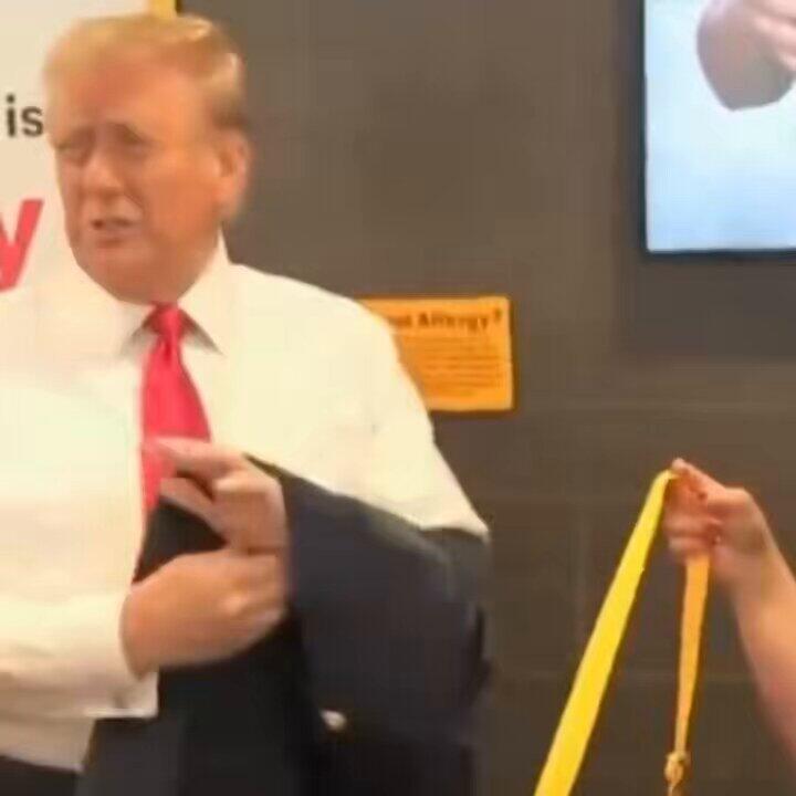 🚨#BREAKING: Watch as Former President Trump working the fry station at ...