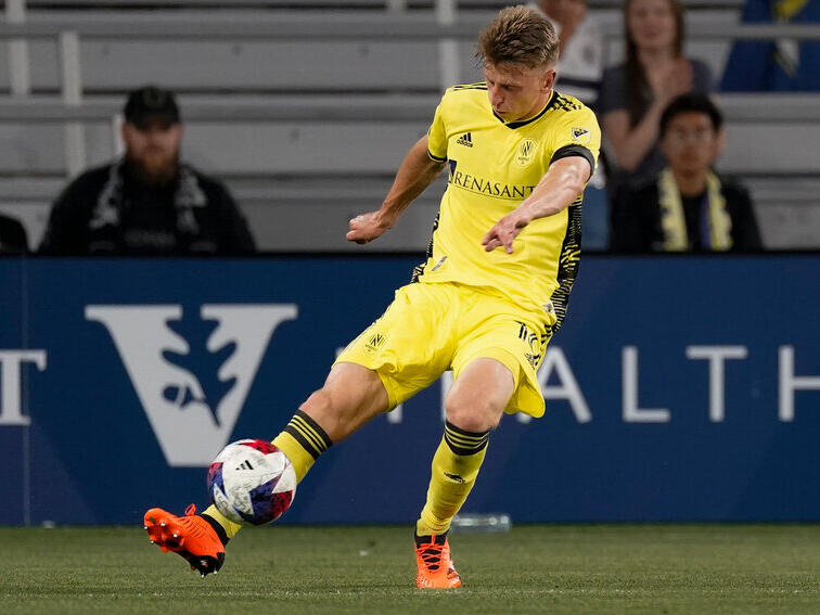 USL champion Phoenix Rising sign MLS defender