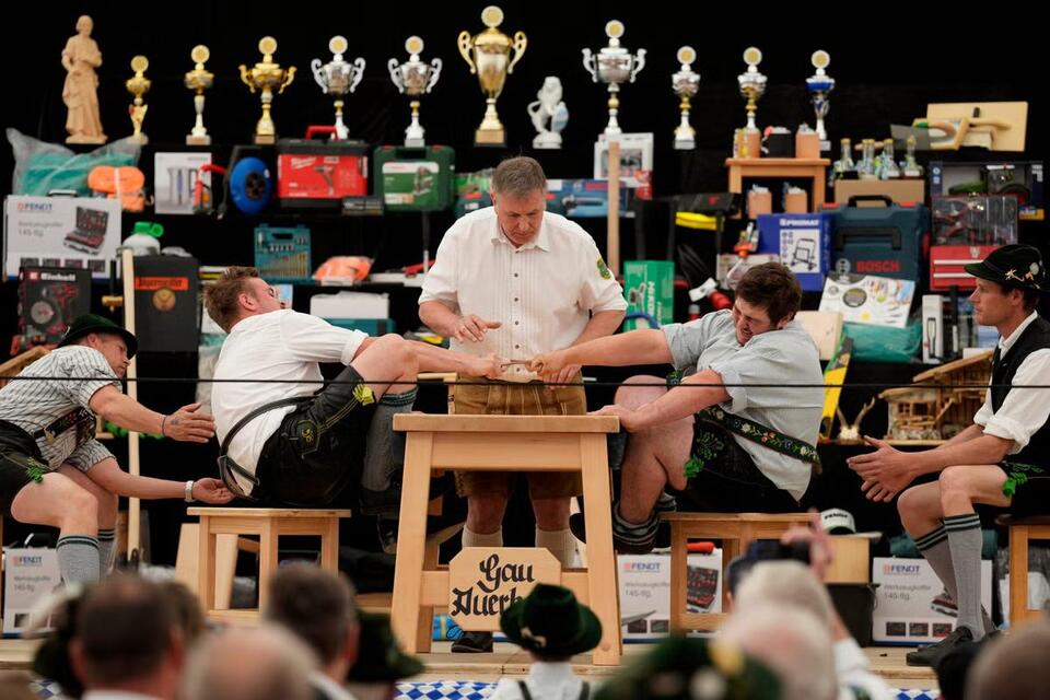 German men with the strongest fingers compete in ‘Fingerhakeln ...