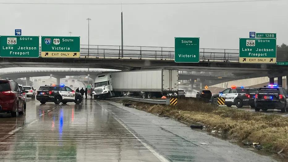 Southwest Freeway crash: 18-wheeler crash at Elgin cleared after ...