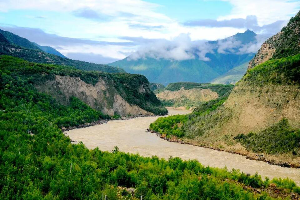 China Breaks Ground on Colossol Dam Project in Tibetan Grand Canyon ...