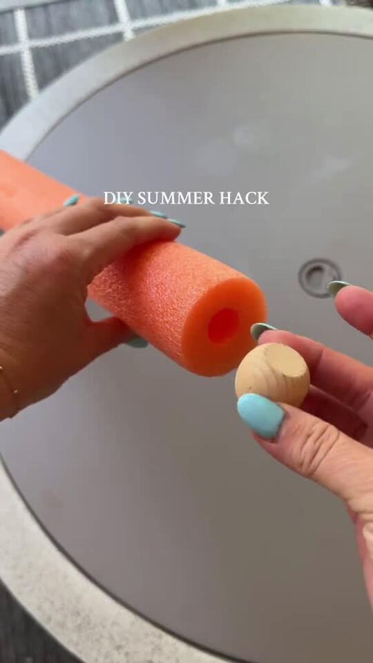 DIY POOL NOODLE SPRINKLER 🧡💦 cool off this summer with this super easy ...