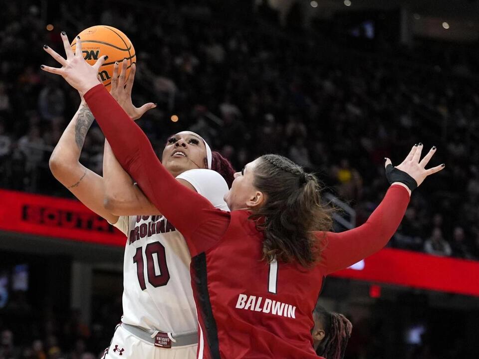 South Carolina's Kamilla Cardoso has injury scare in Final Four, scores ...