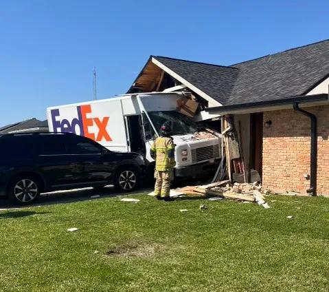 Cops: FedEx driver with drugs and booze crashes delivery truck into ...