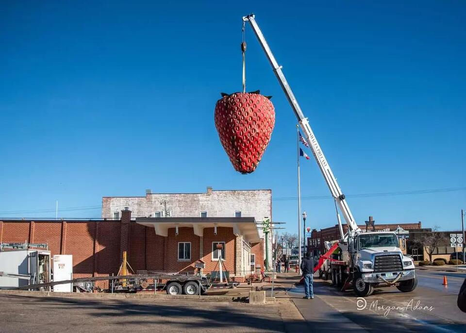 The World’s Largest Strawberry in Iowa Has Been Taken Down - NewsBreak
