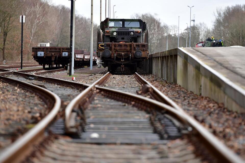 Dutch military adds railway steel to rush troops to NATO’s east flank ...